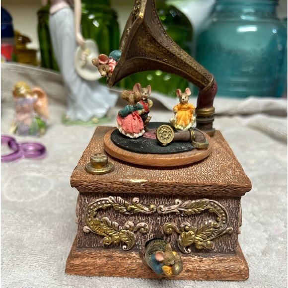 Kingsgate Corp | Art | Vintage Mouse Music Box | Poshmark